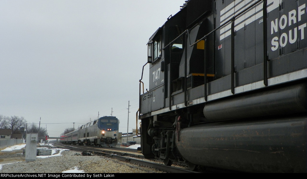 NS 7147 and B05 meets Amtrak 351